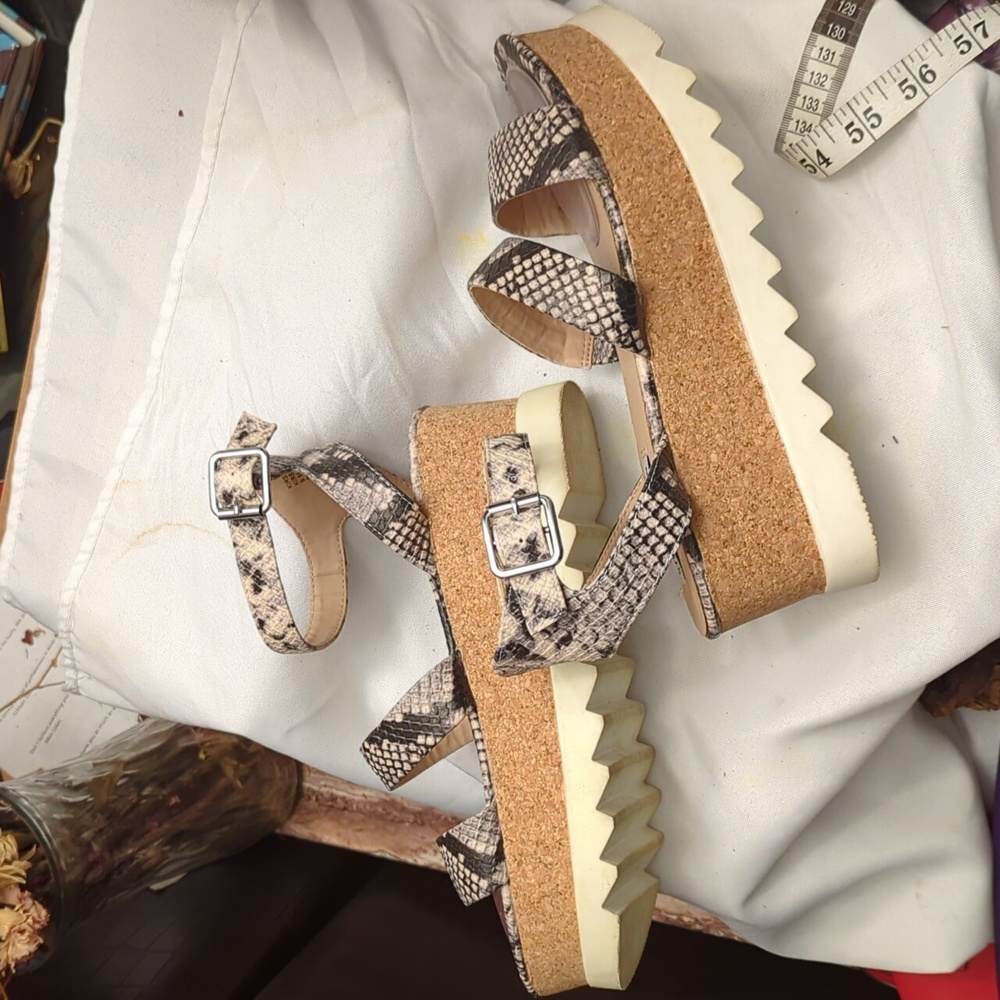 Steve Madden Thick White Ripple Sole Sandal - Gem